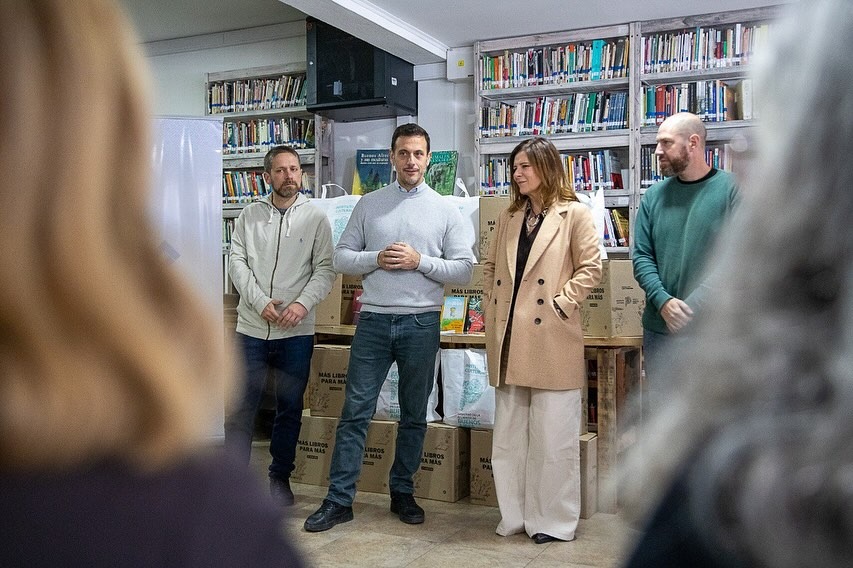 Julián Álvarez, Leandro Decuzzi y Florencia Saintout entregaron libros ...